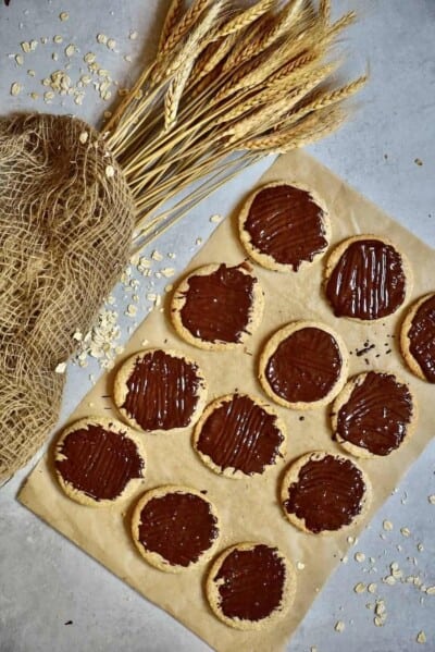 Healthy Chocolate Digestive Biscuits Recipe (Oat Cookies) - Alphafoodie