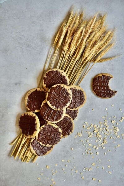 Healthy Chocolate Digestive Biscuits Recipe (Oat Cookies) - Alphafoodie