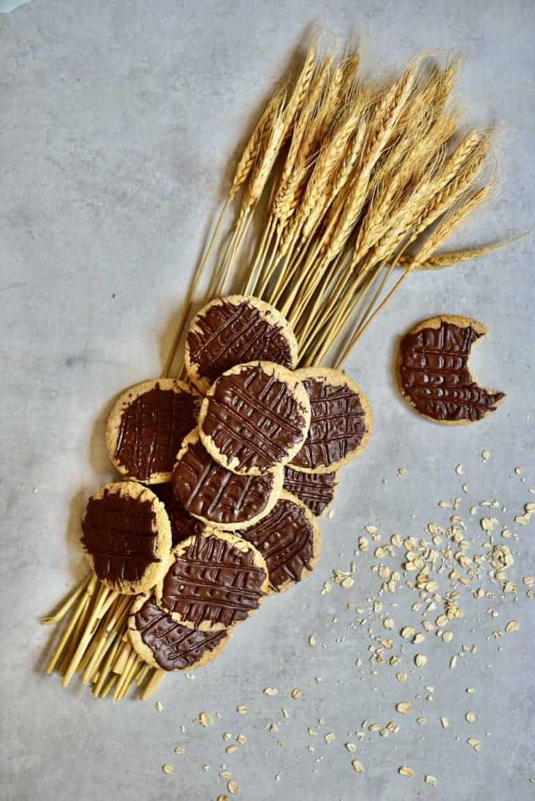 Healthy Chocolate Digestive Biscuits Recipe (Oat Cookies) - Alphafoodie