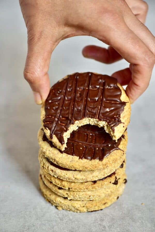 Healthy Chocolate Digestive Biscuits Recipe (Oat Cookies) - Alphafoodie