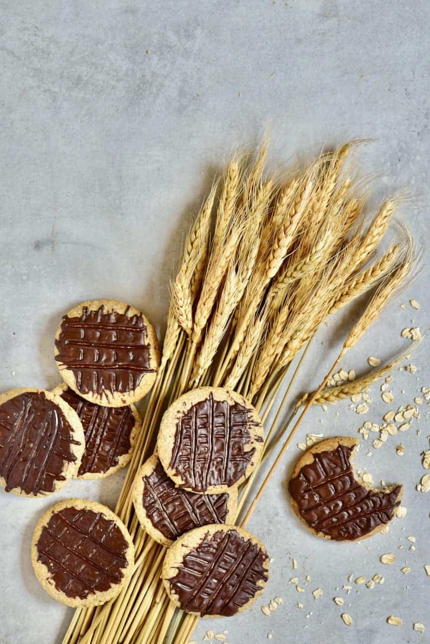 Healthy Chocolate Digestive Biscuits Recipe (Oat Cookies) - Alphafoodie