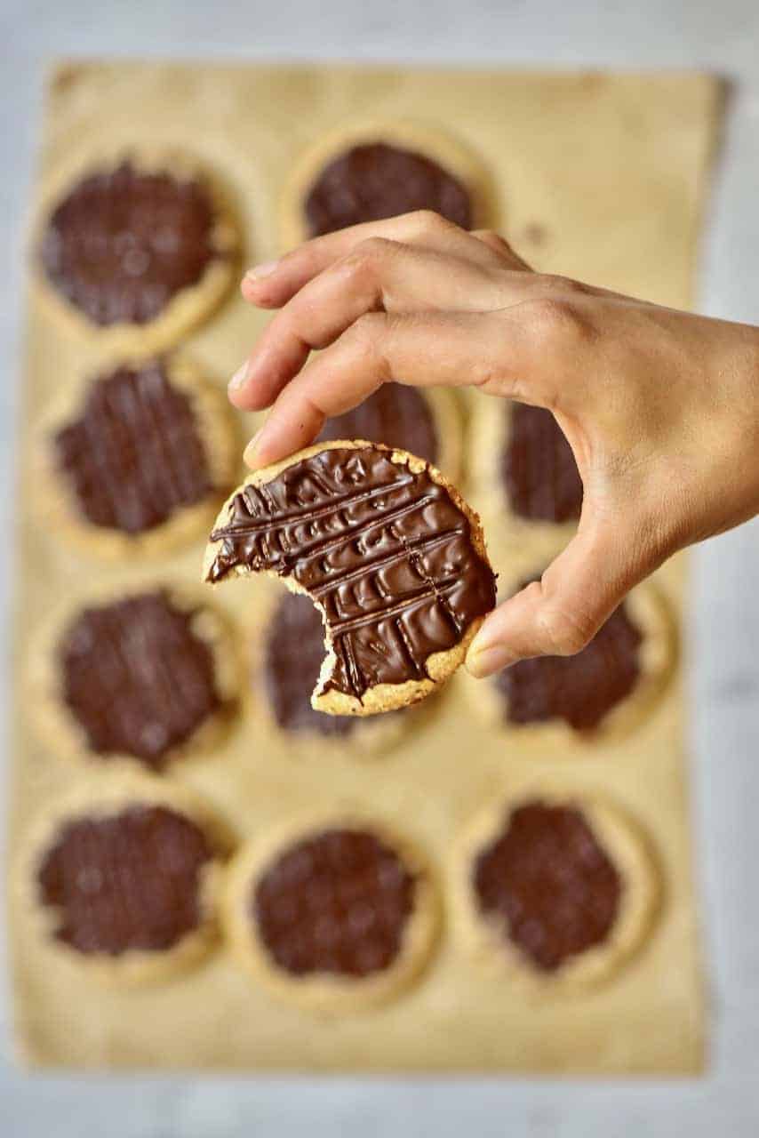 Healthy Chocolate Digestive Biscuits Recipe (Oat Cookies) - Alphafoodie