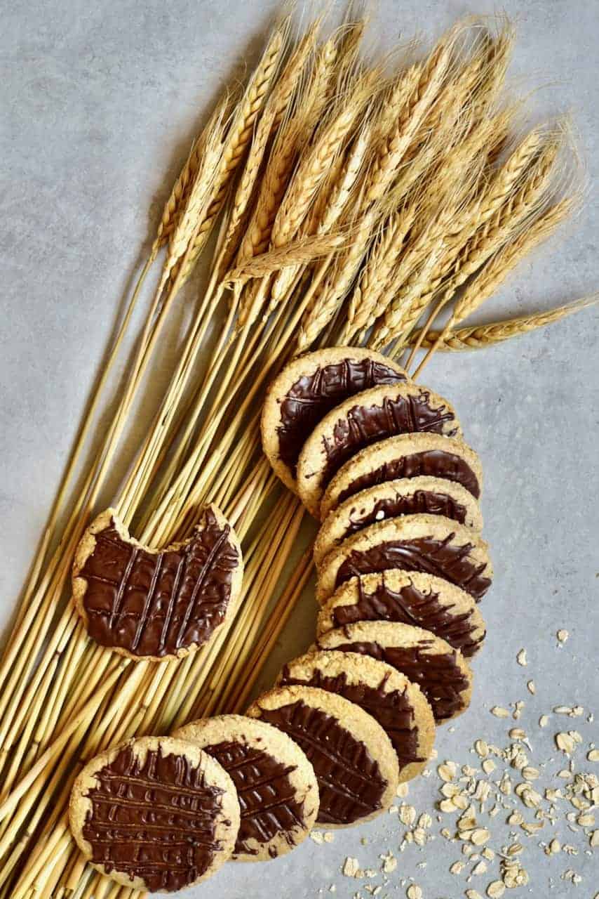 Healthy Chocolate Digestive Biscuits Recipe (Oat Cookies) - Alphafoodie