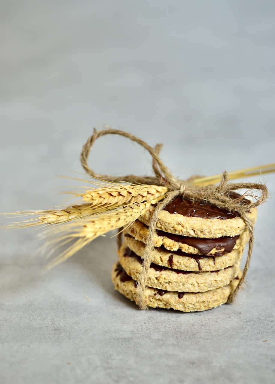 Healthy Chocolate Digestive Biscuits Recipe (Oat Cookies) - Alphafoodie