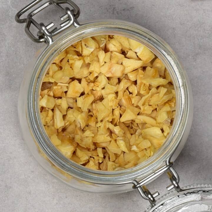 How to Make Garlic Flakes (+ Dried Minced Garlic) - Alphafoodie