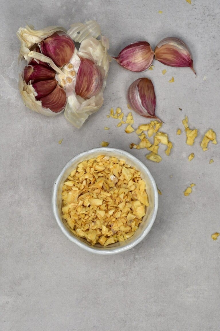 How to Make Garlic Flakes (+ Dried Minced Garlic) - Alphafoodie