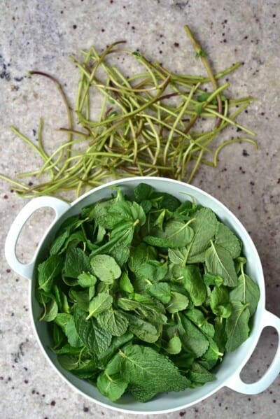 How To Dry Mint (3 Methods for Dried Mint) - Alphafoodie