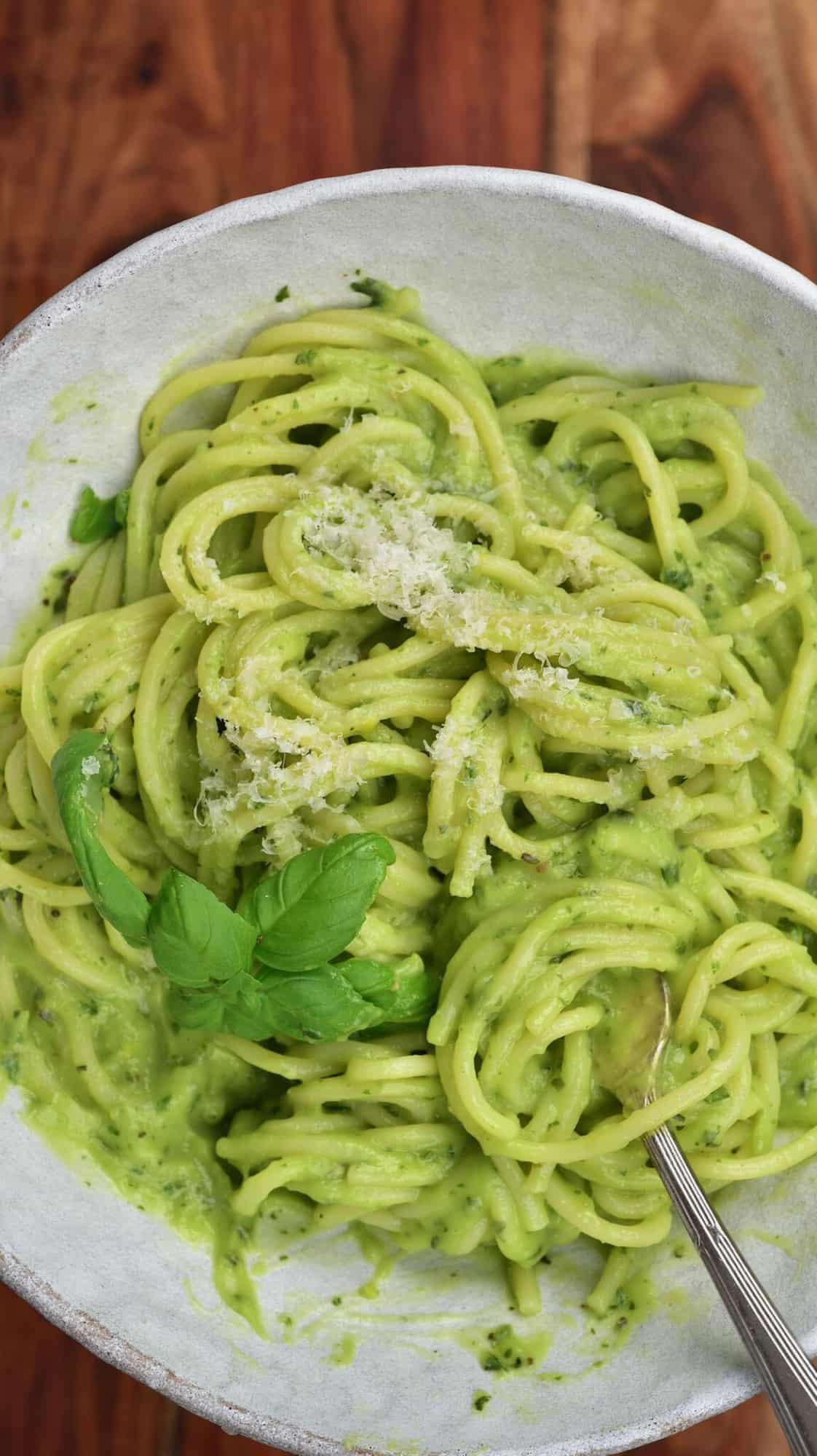 Creamy Avocado Pasta Sauce (Green Pasta) - Alphafoodie