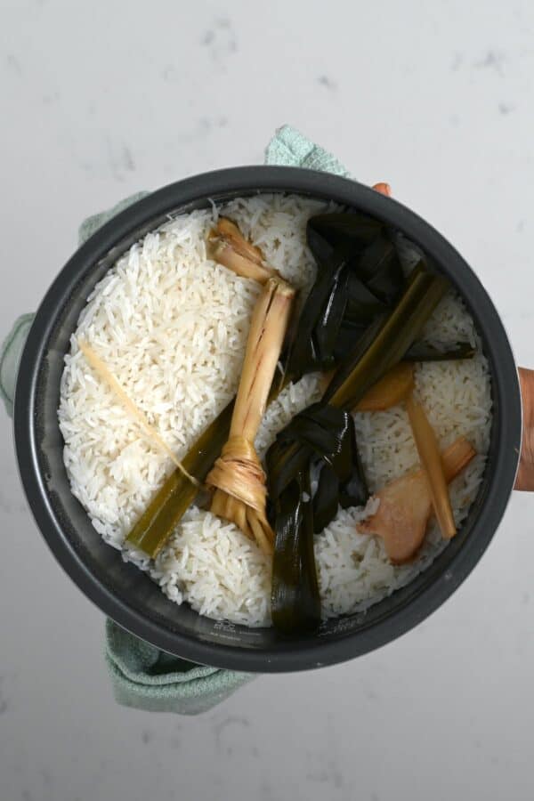 Simple Fragrant Indonesian Coconut Milk Rice (Nasi Uduk) - Alphafoodie