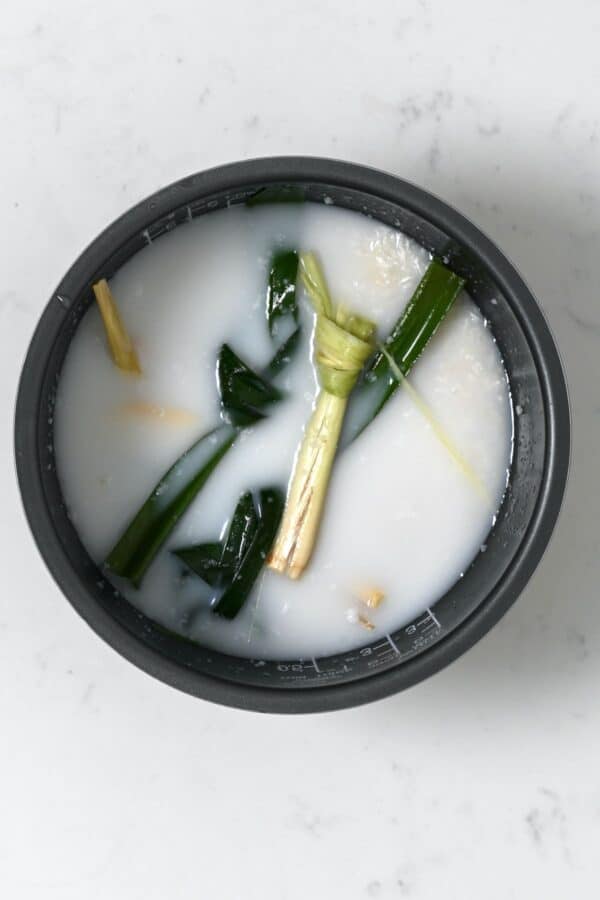 Simple Fragrant Indonesian Coconut Milk Rice (Nasi Uduk) - Alphafoodie