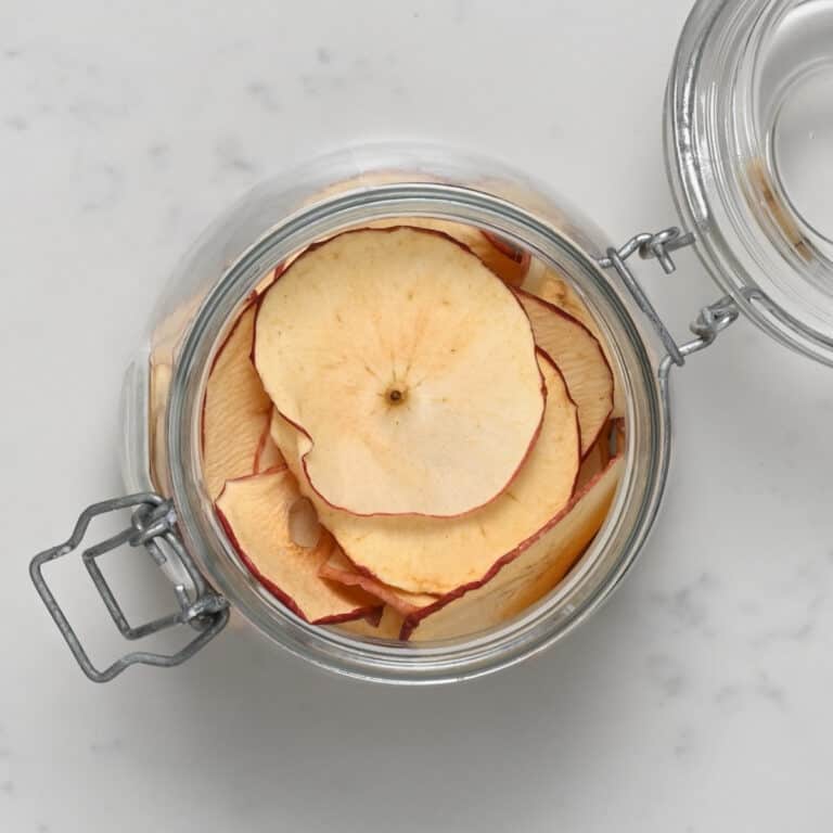 How to Dehydrate Apples (3 Methods) - Alphafoodie