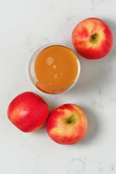 How to Make Apple Juice (With and Without Juicer)