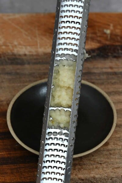 How To Crush, Chop, And Mince Garlic - Alphafoodie