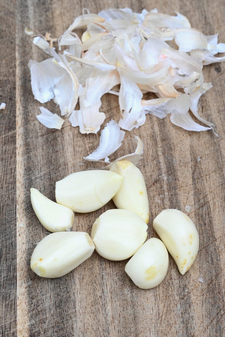 How To Crush, Chop, And Mince Garlic - Alphafoodie