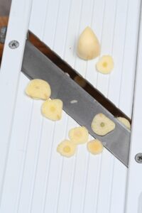 How To Crush, Chop, And Mince Garlic - Alphafoodie