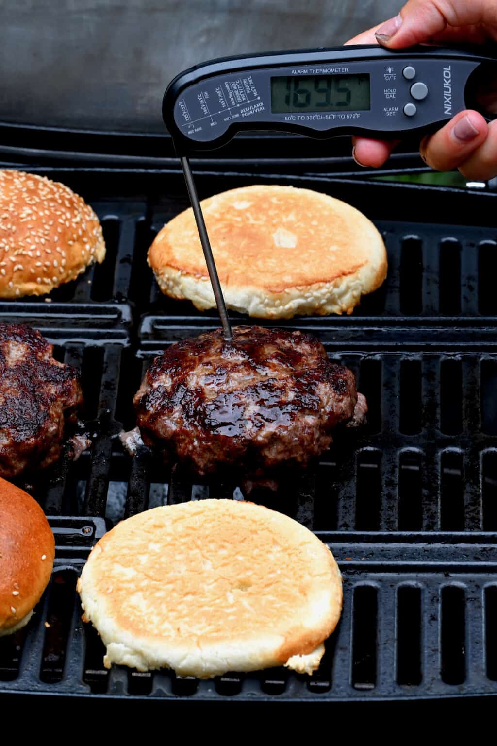 How to Grill Burgers Perfectly - Alphafoodie